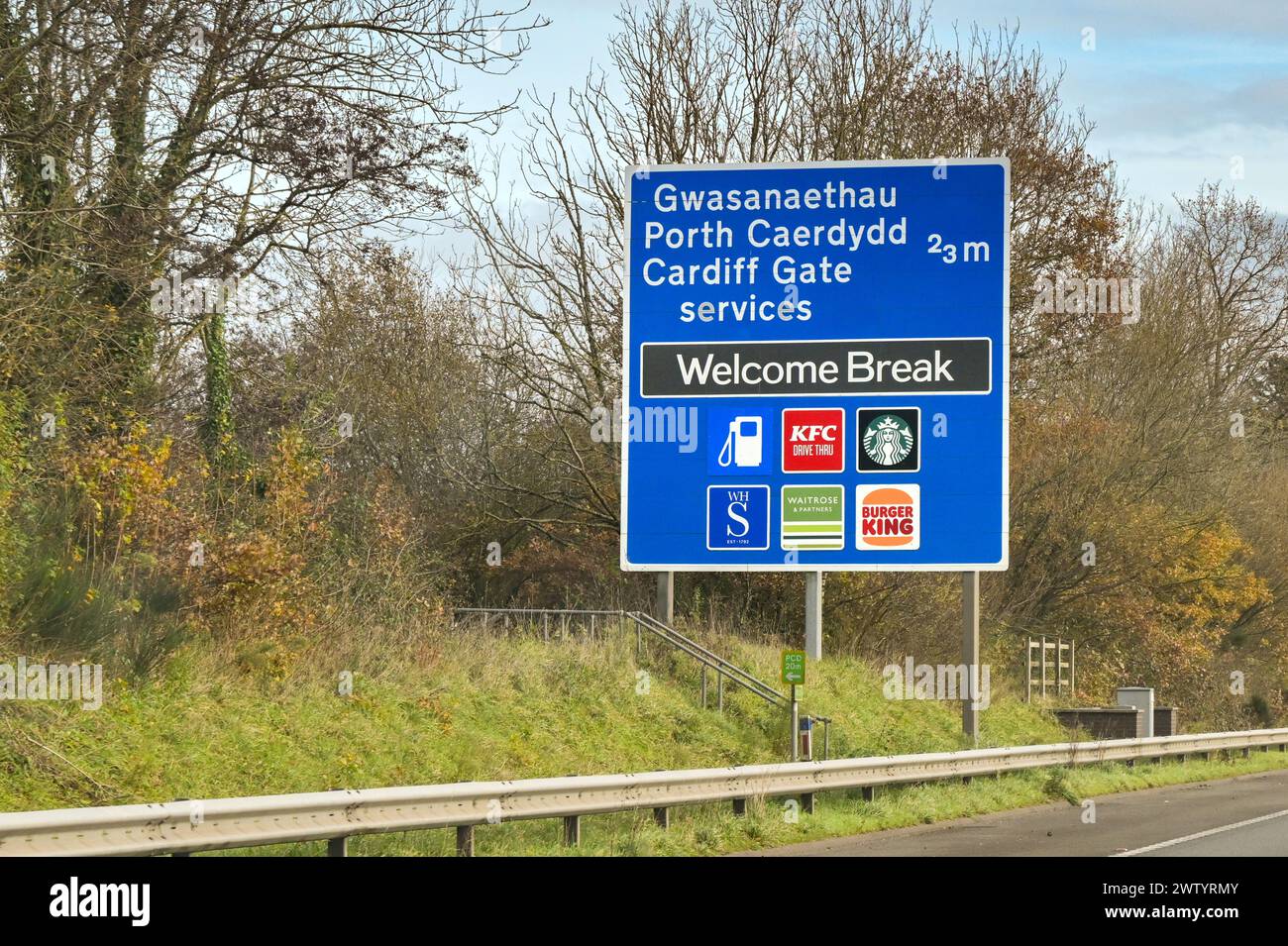 M4 motorway sign hi-res stock photography and images - Alamy