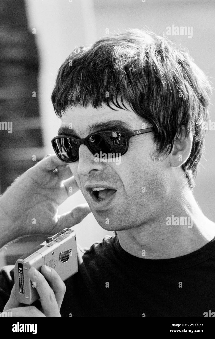 NOEL GALLAGHER, INTERVIEW WITH DICTAPHONE, BACKSTAGE, READING FESTIVAL ...