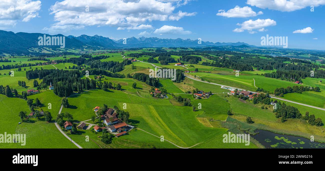 Ausblick auf das bayerische Alpenvorland rund um Steingaden im Pfaffwinkel Der idyllisch ...