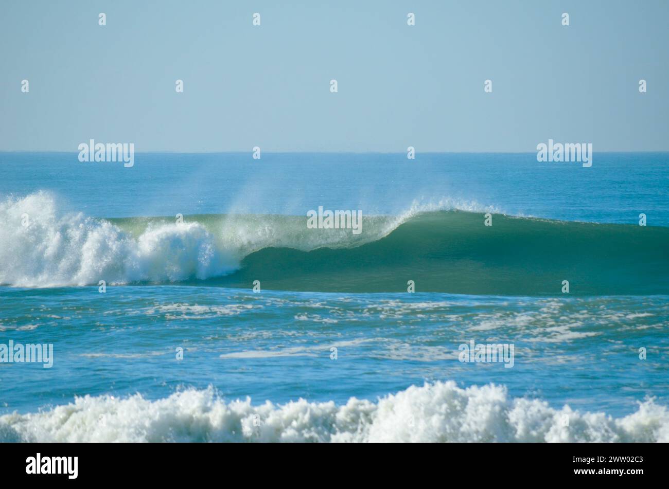 Crashing blue wave hi-res stock photography and images - Alamy