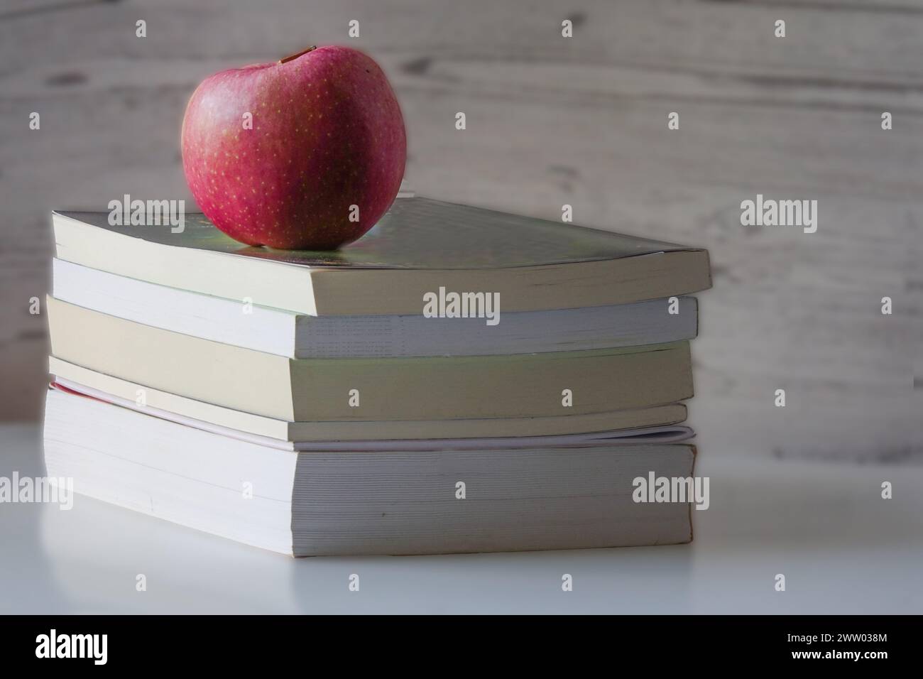 Apple on top stack books hi-res stock photography and images - Alamy