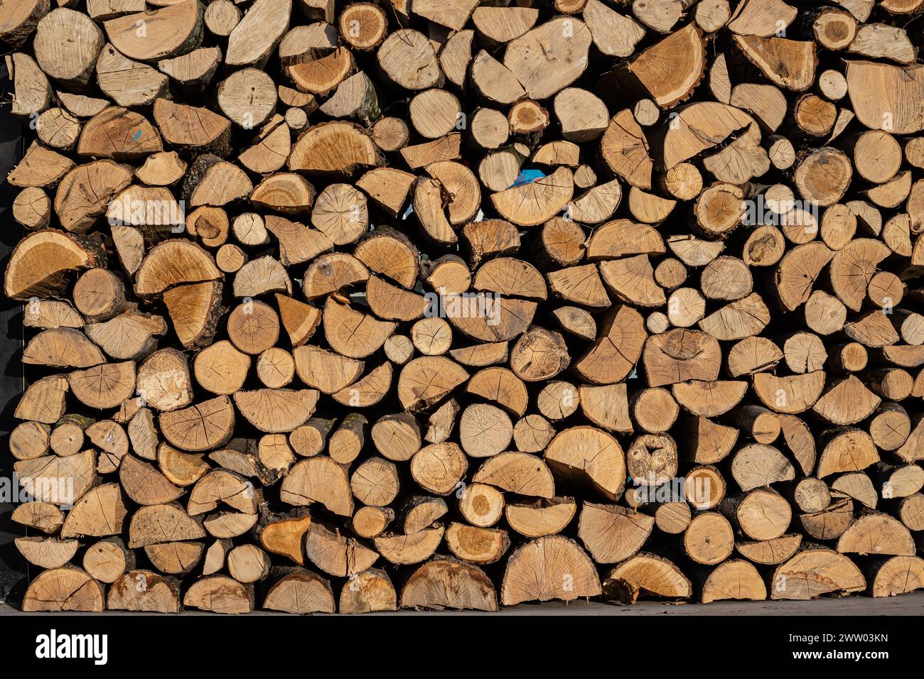 Firewood wood pile stacked triangle hi-res stock photography and images ...