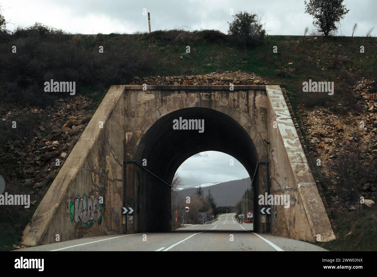 Arch shaped underpass hi-res stock photography and images - Alamy