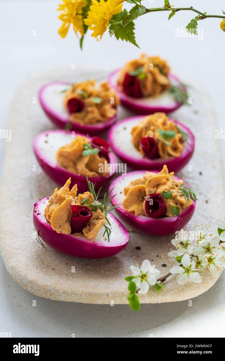 Beetroot pickled devilled eggs, easter canapes Stock Photo - Alamy