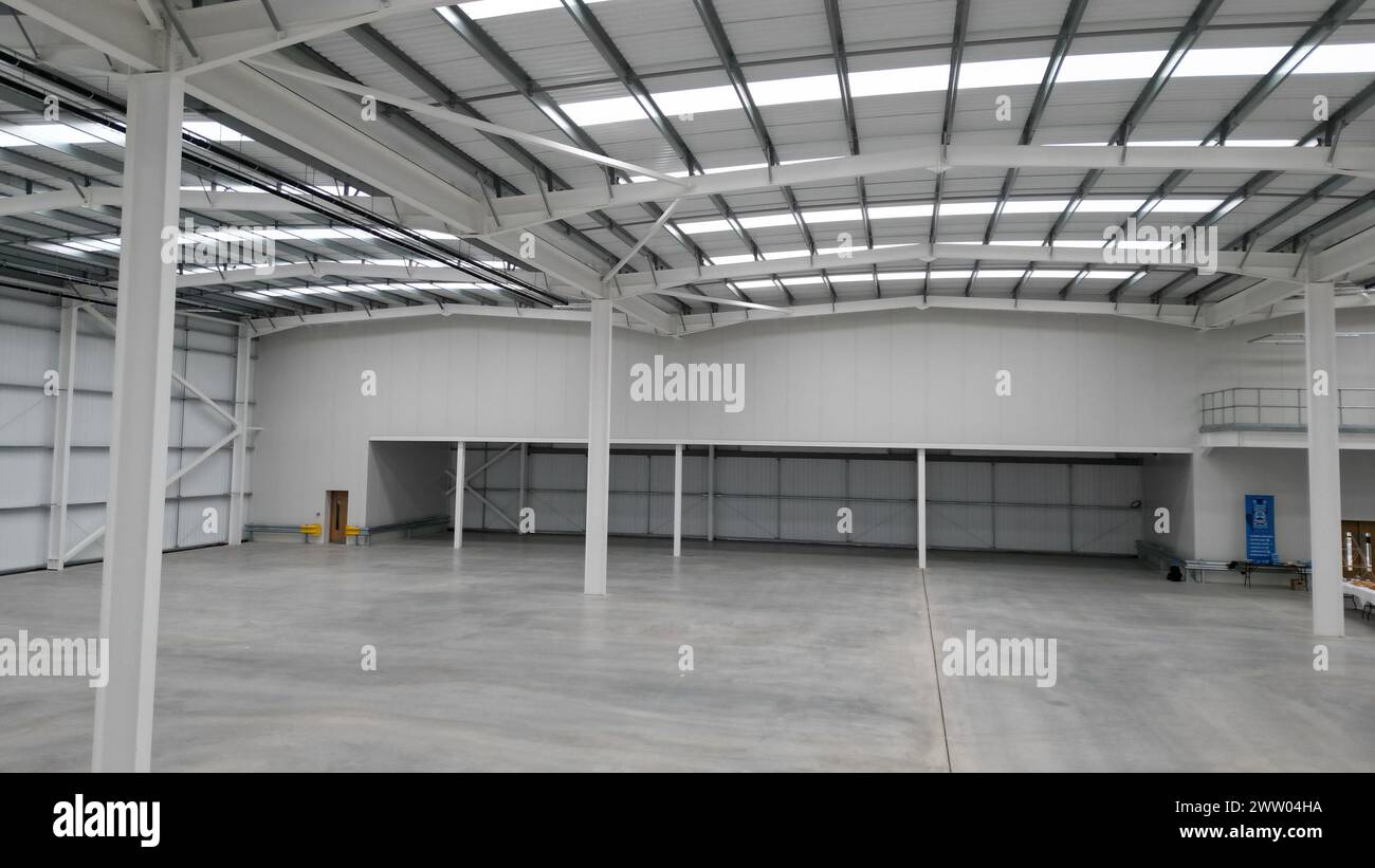 Interior of New Industrial warehouse unit Stock Photo - Alamy