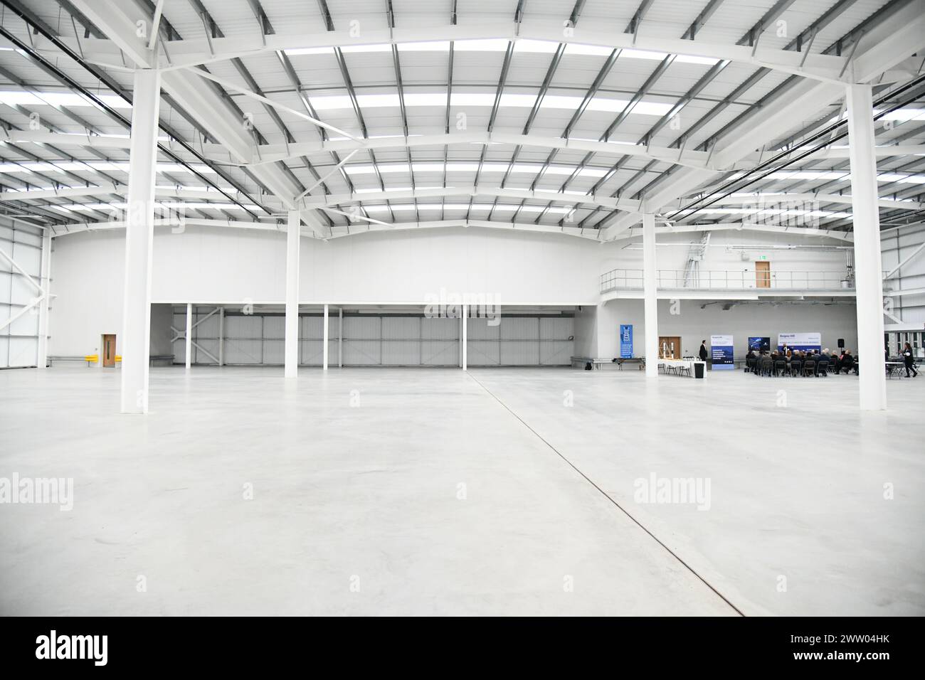 Interior of New Industrial warehouse unit Stock Photo - Alamy