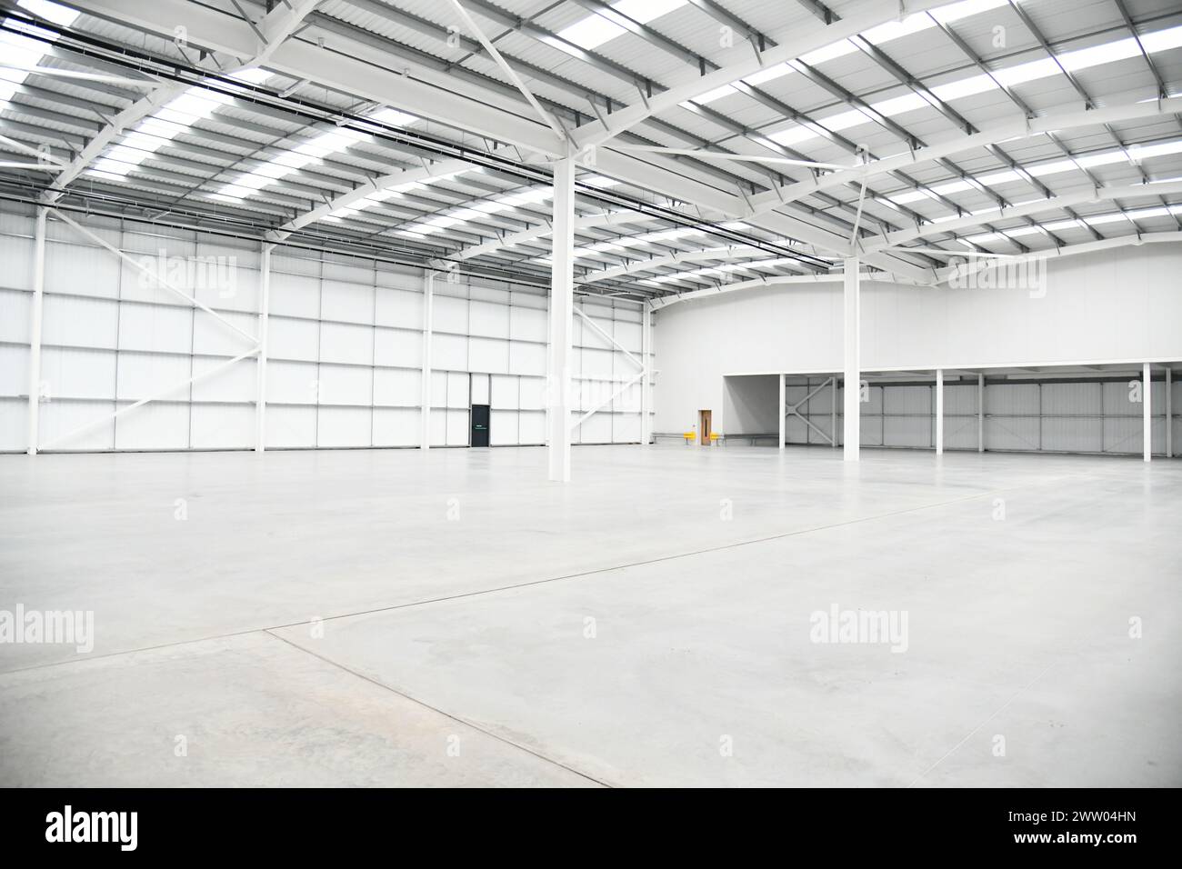 Interior of New Industrial warehouse unit Stock Photo - Alamy