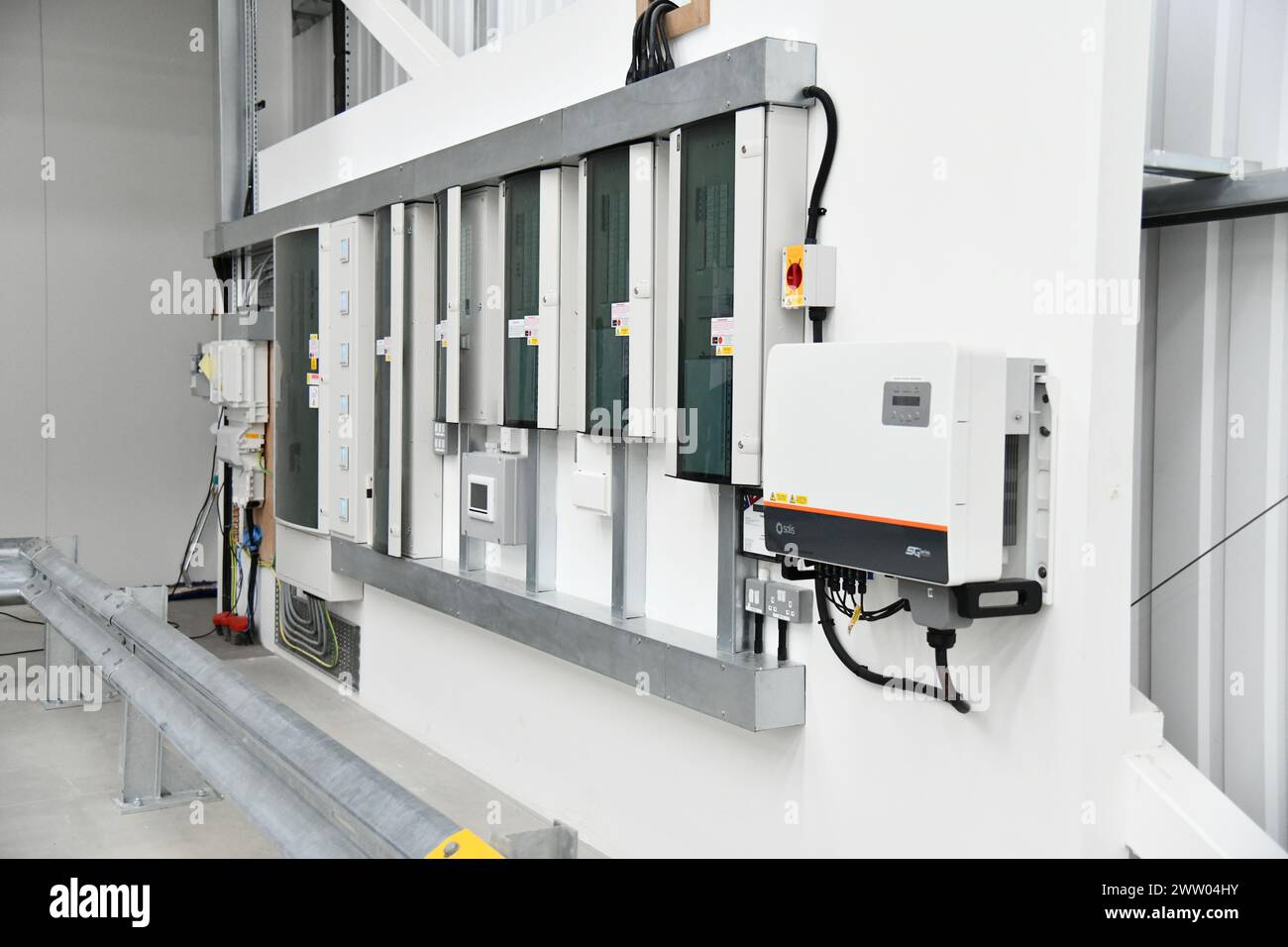 Interior of New Industrial warehouse unit Stock Photo - Alamy