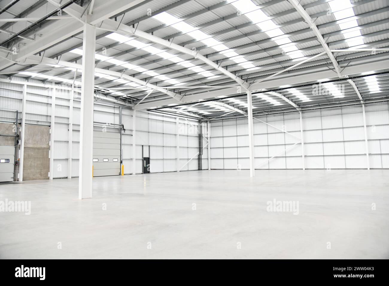Interior of New Industrial warehouse unit Stock Photo - Alamy