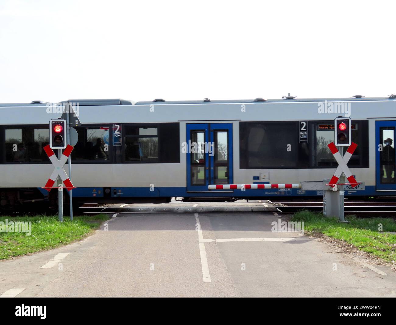 sieht in der Tat so aus, als wuerde der Zug an diesem Bahnuebergang ...