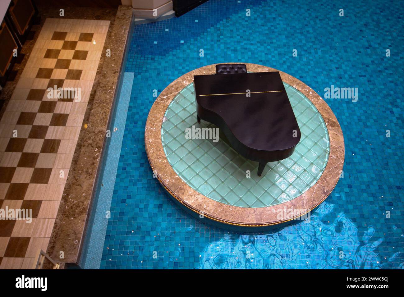 Piano in a pool setting hi-res stock photography and images - Alamy