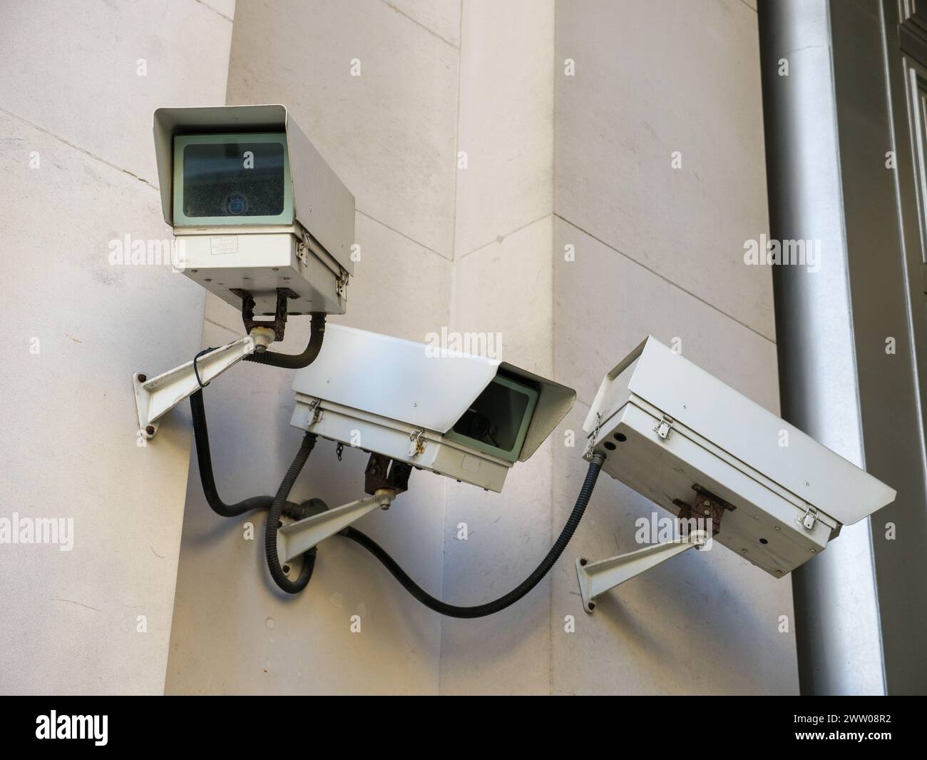 Surveillance camera outside hi-res stock photography and images - Alamy