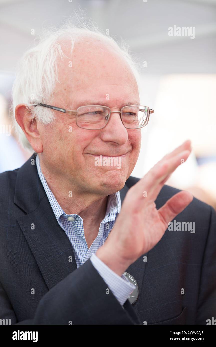 Bernie sanders smiling hi-res stock photography and images - Alamy