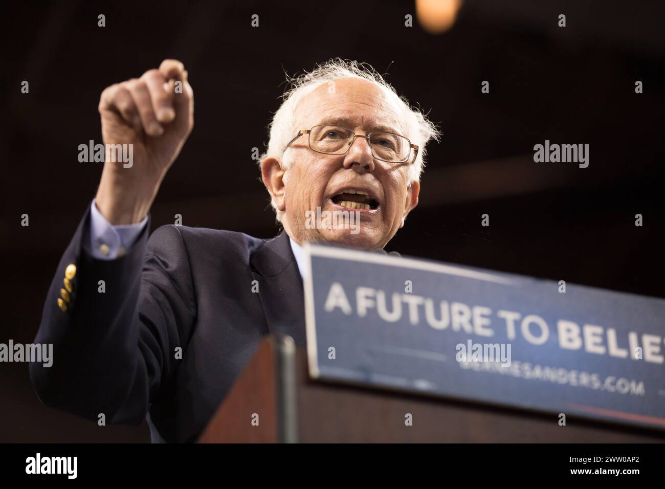 Bernie sanders waving hi-res stock photography and images - Alamy