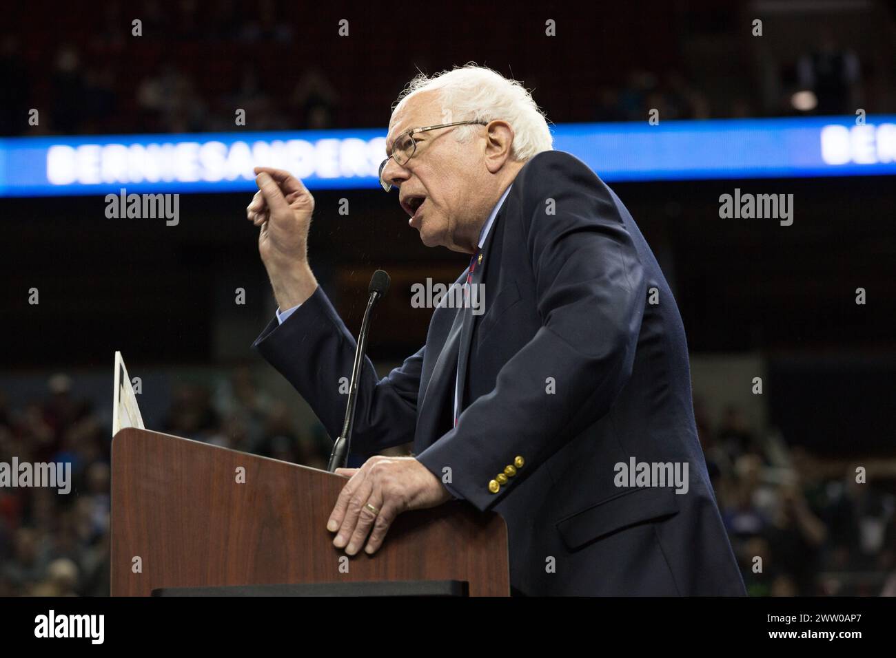 Bernie sanders waving hi-res stock photography and images - Alamy