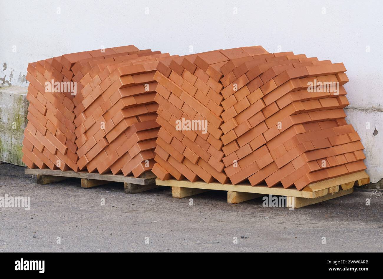 Bricks on a wooden pallet hi-res stock photography and images - Alamy