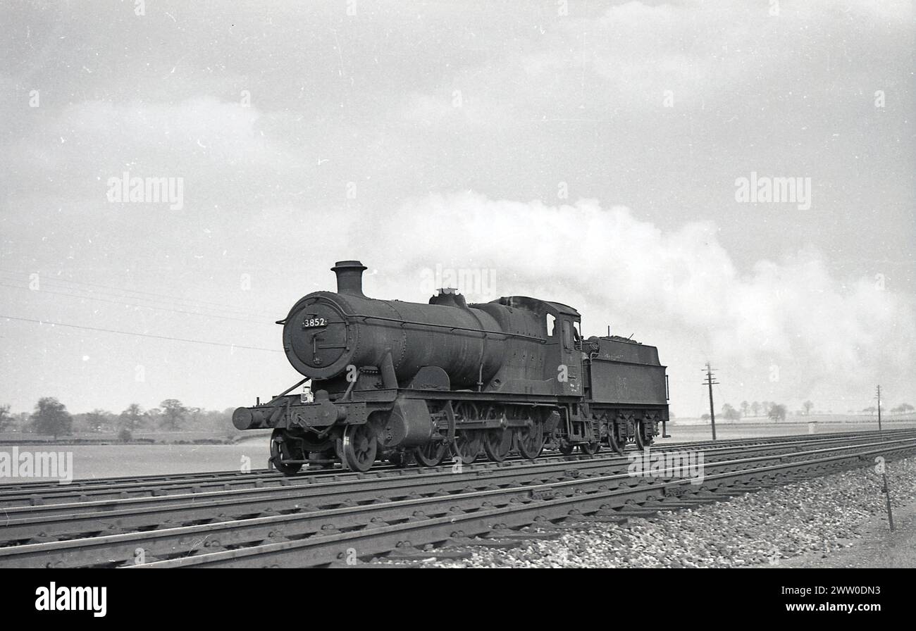 1950s, historical, Briitsh Railways steam locomotive, 3852, on the rail ...