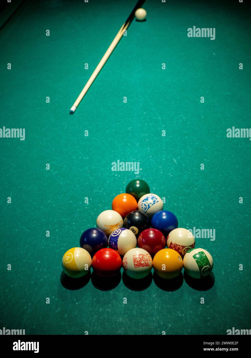 billiard table with balls and cue Stock Photo - Alamy