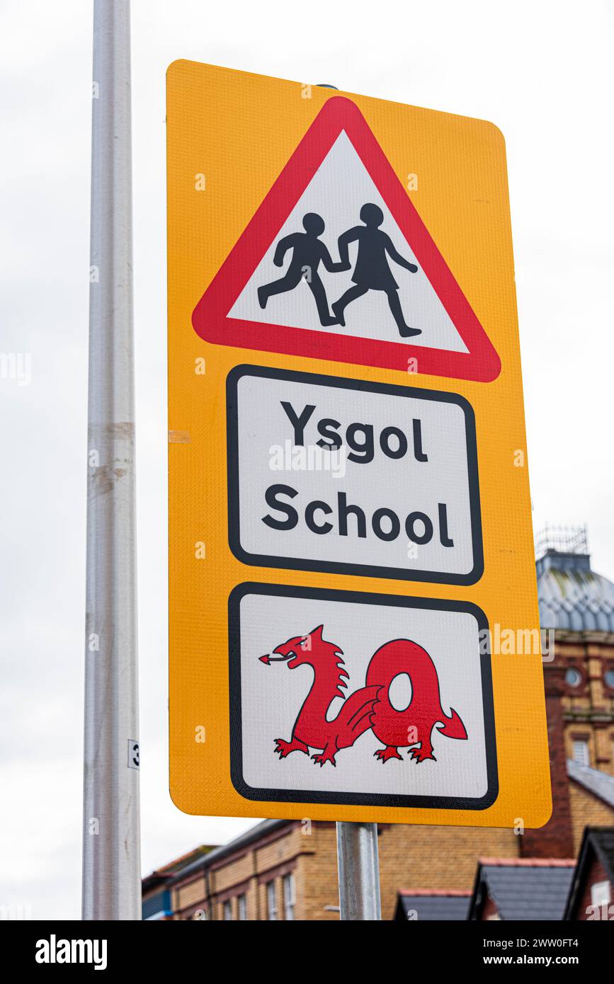 Wales, 20 MPH mandatory speed warning sign: Phillip Roberts Stock Photo ...