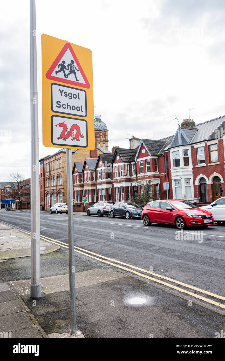 Wales, 20 MPH mandatory speed warning sign: Phillip Roberts Stock Photo ...