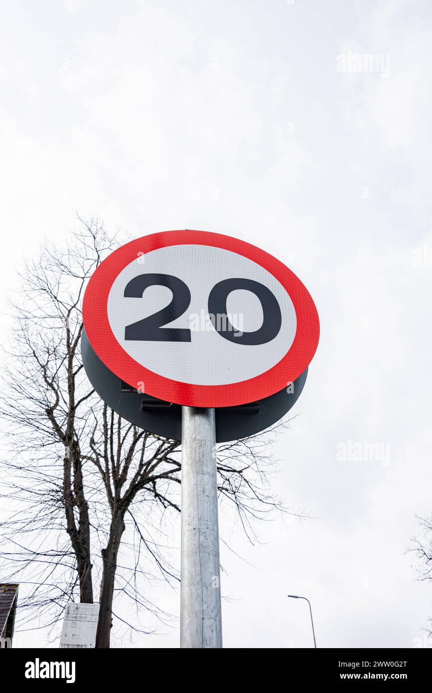 Wales, 20 MPH mandatory speed warning sign: Phillip Roberts Stock Photo ...
