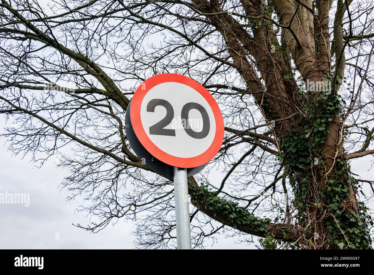 Wales, 20 MPH mandatory speed warning sign: Phillip Roberts Stock Photo ...