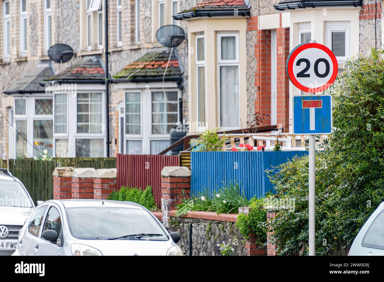 Wales, 20 MPH mandatory speed warning sign: Phillip Roberts Stock Photo ...