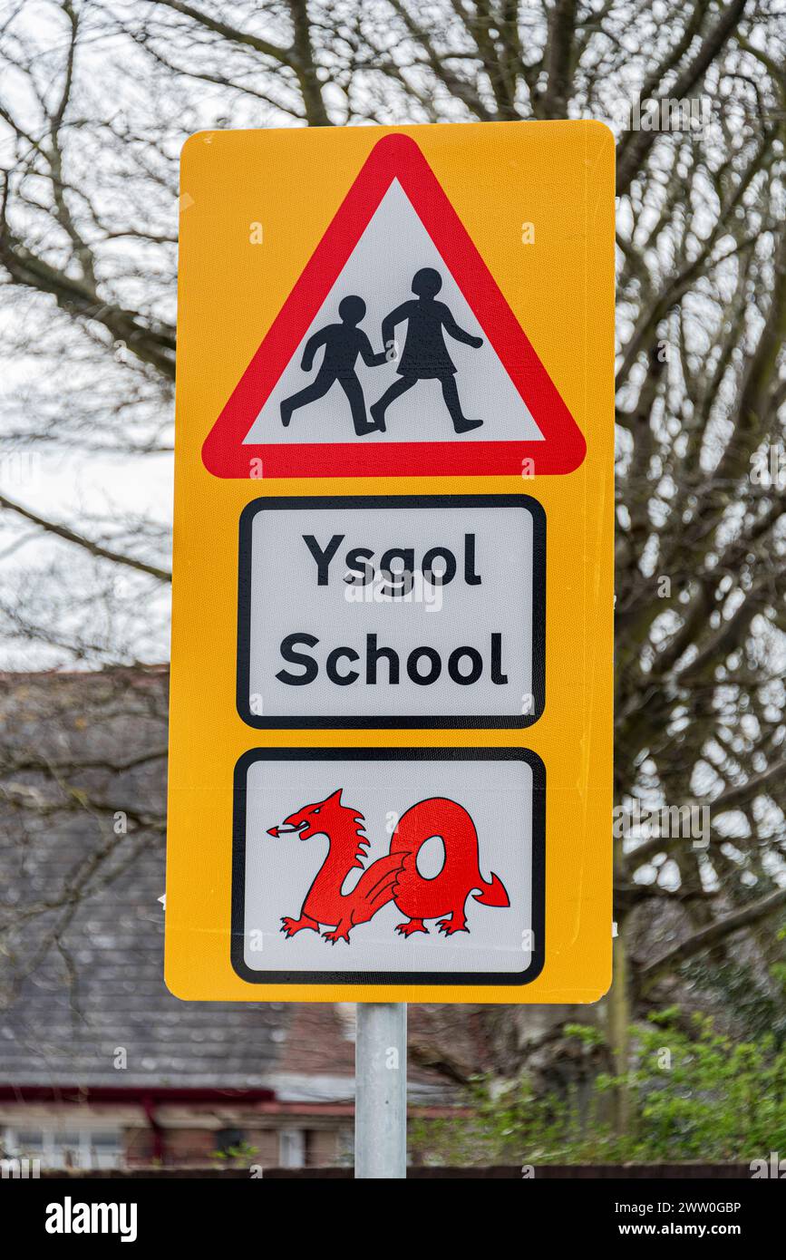 Wales, 20 MPH mandatory speed warning sign: Phillip Roberts Stock Photo ...