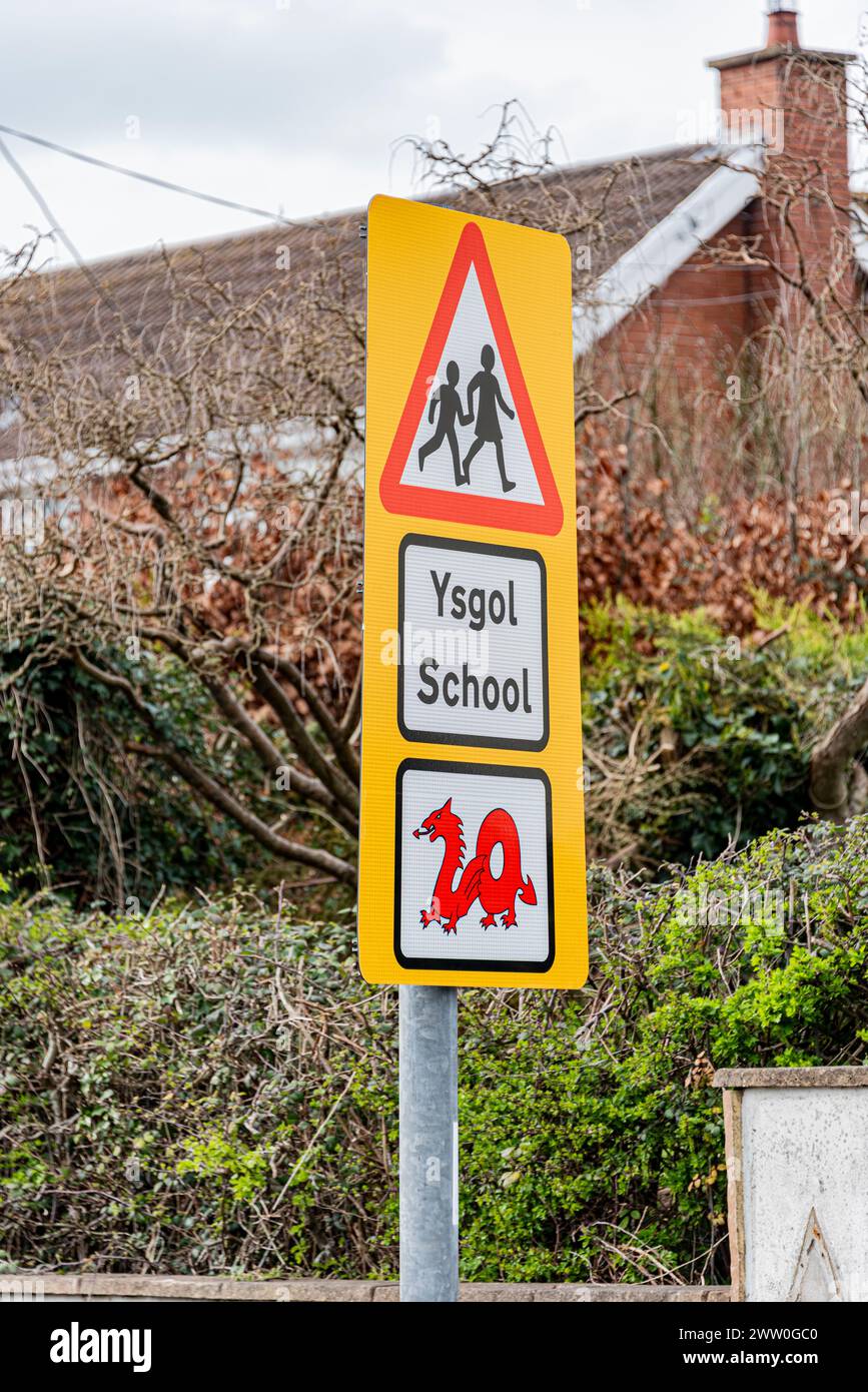 Wales, 20 MPH mandatory speed warning sign: Phillip Roberts Stock Photo ...