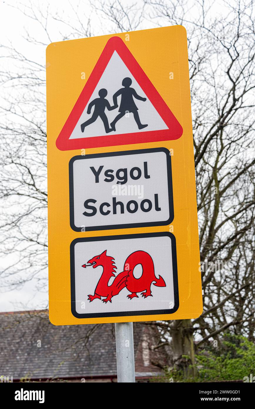 Wales, 20 MPH mandatory speed warning sign: Phillip Roberts Stock Photo ...
