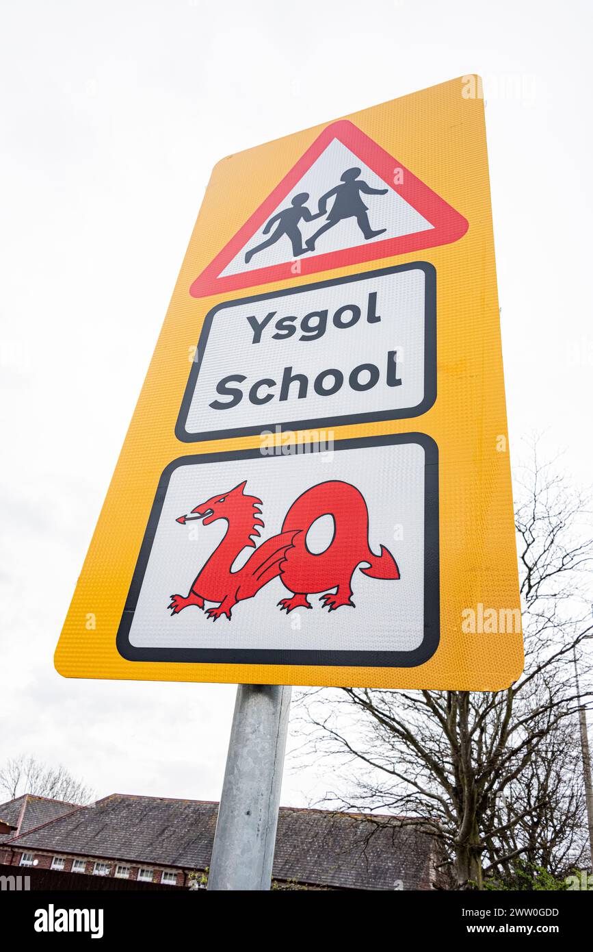 Wales, 20 MPH mandatory speed warning sign: Phillip Roberts Stock Photo ...