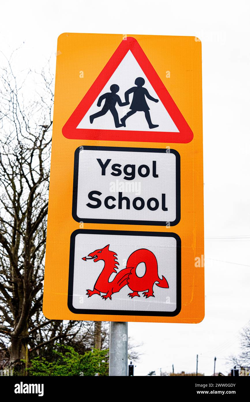 Wales, 20 MPH mandatory speed warning sign: Phillip Roberts Stock Photo ...