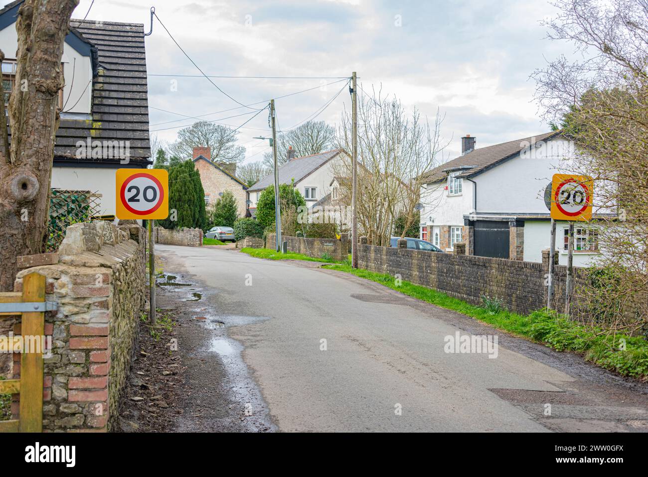 Wales, 20 MPH mandatory speed warning sign: Phillip Roberts Stock Photo ...