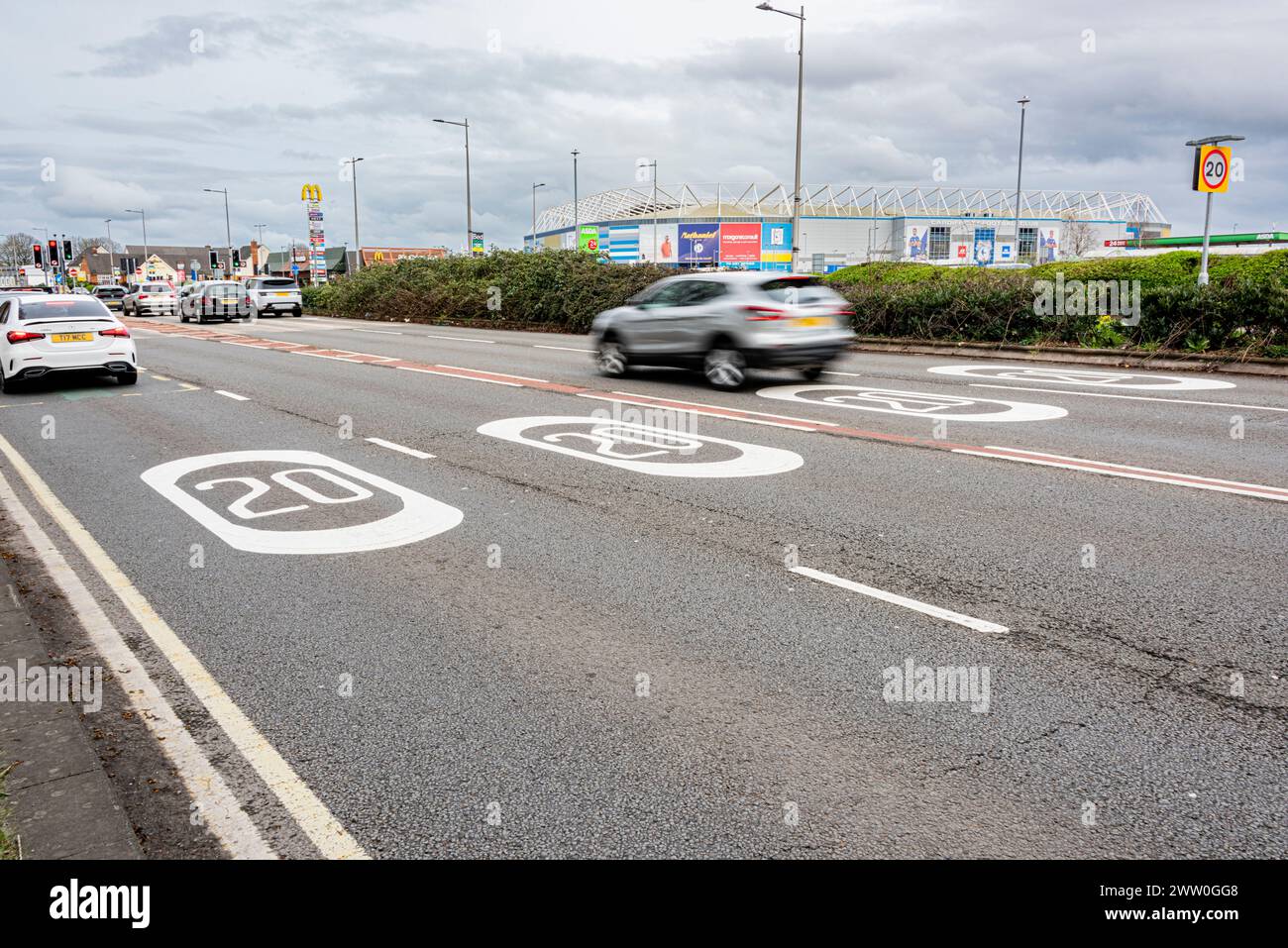 Wales, 20 MPH mandatory speed warning sign: Phillip Roberts Stock Photo ...