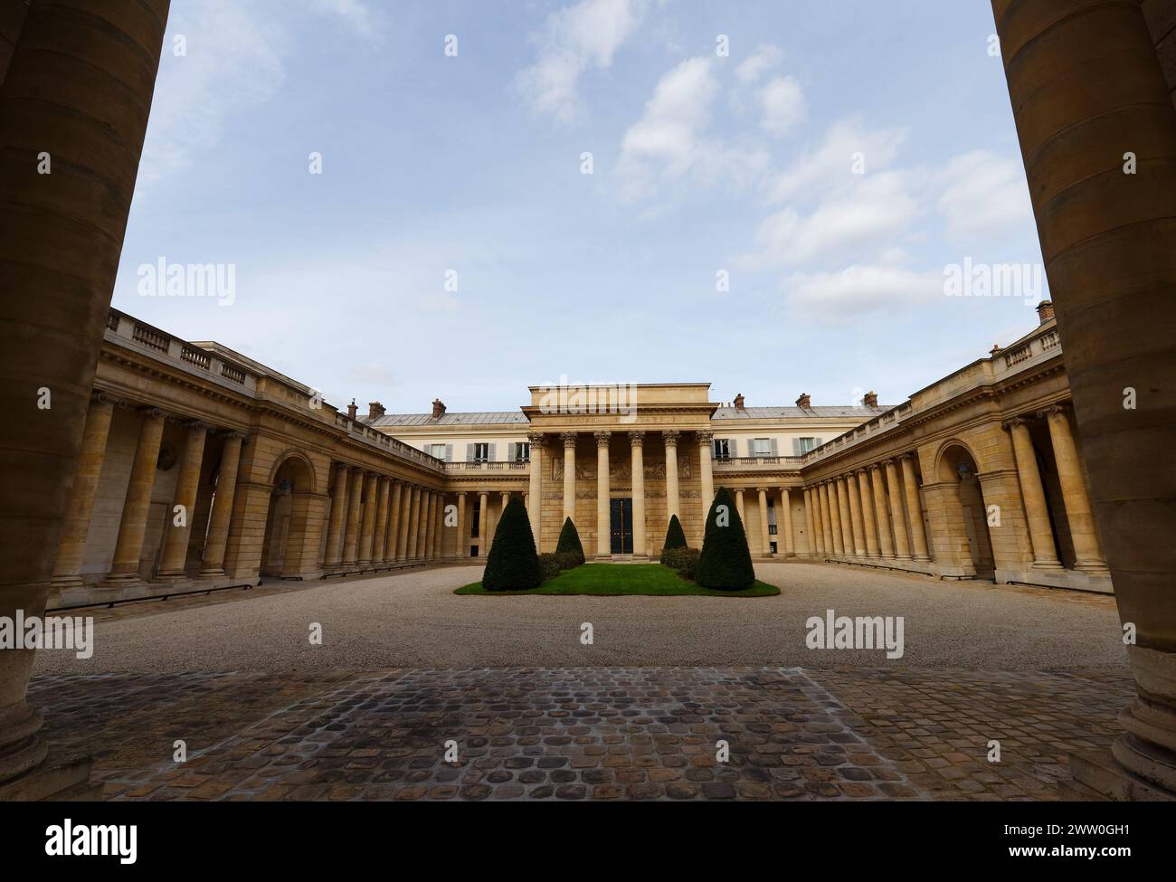 Palace of the Legion of Honor in Paris . Parisian palace complex in the ...