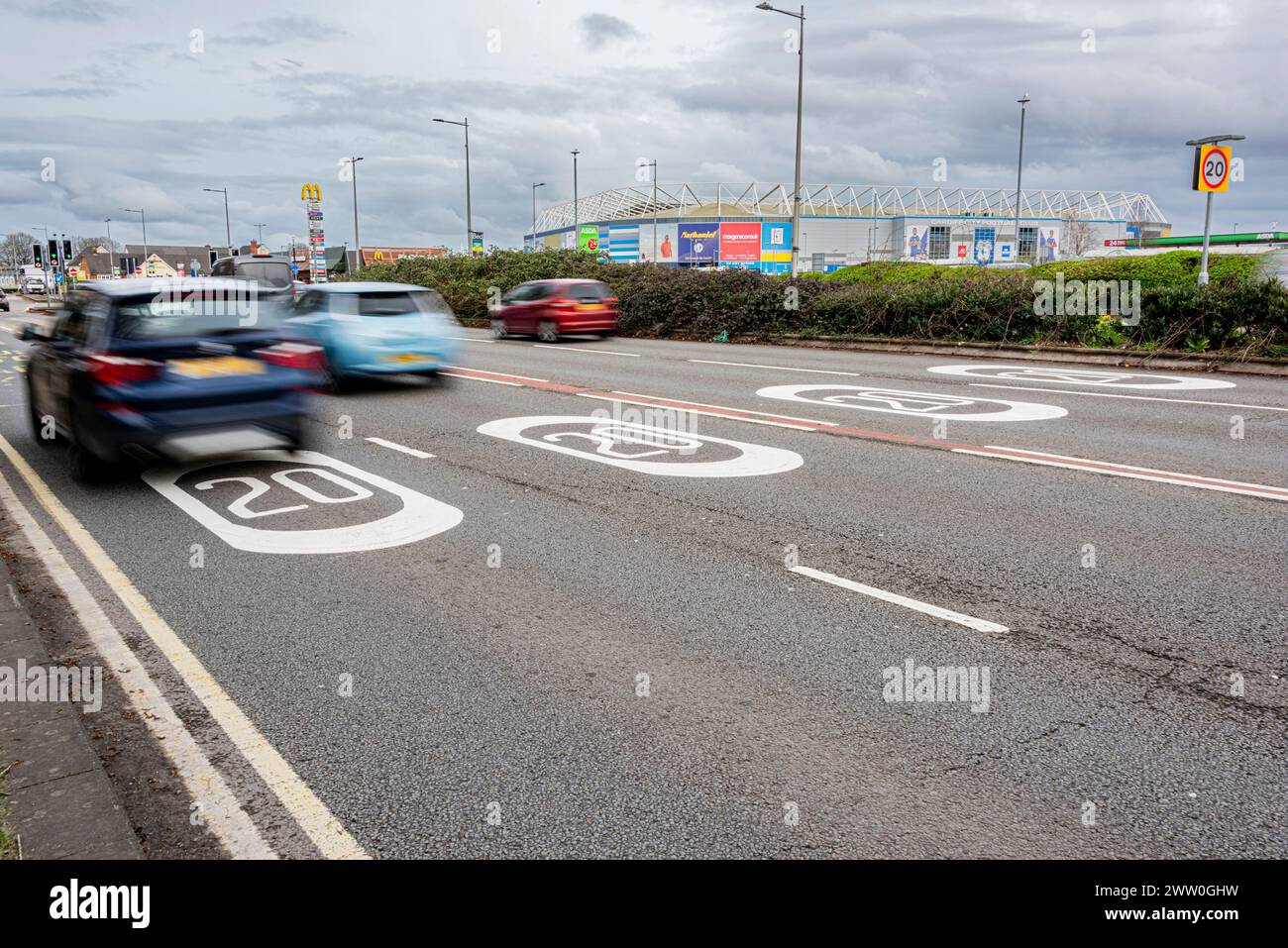 Wales, 20 MPH mandatory speed warning sign: Phillip Roberts Stock Photo ...