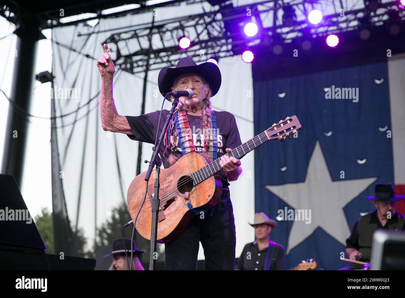 Willy Nelson Performs On Stage Stock Photo - Alamy