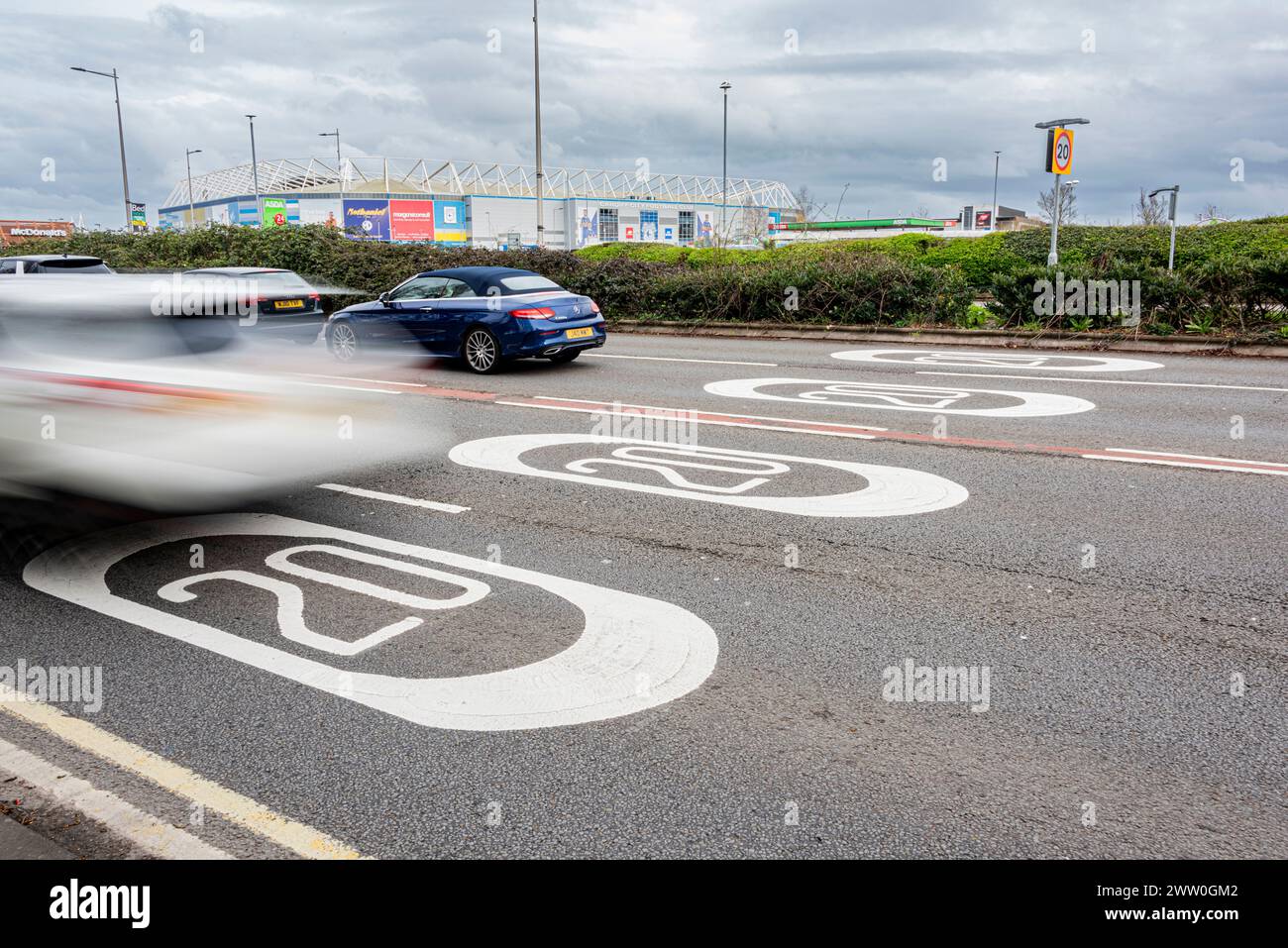 Wales, 20 MPH mandatory speed warning sign: Phillip Roberts Stock Photo ...