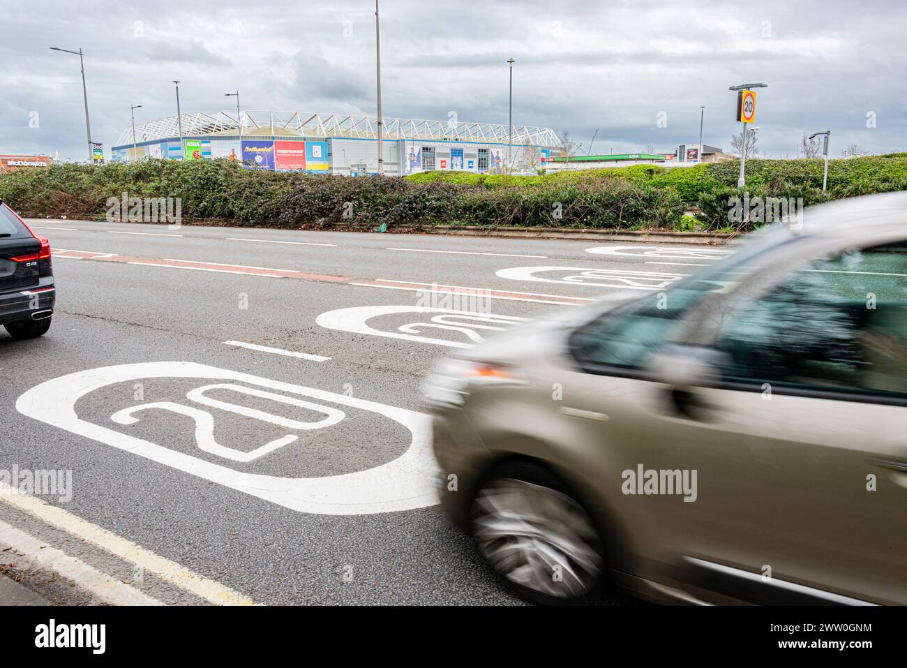Wales, 20 MPH mandatory speed warning sign: Phillip Roberts Stock Photo ...