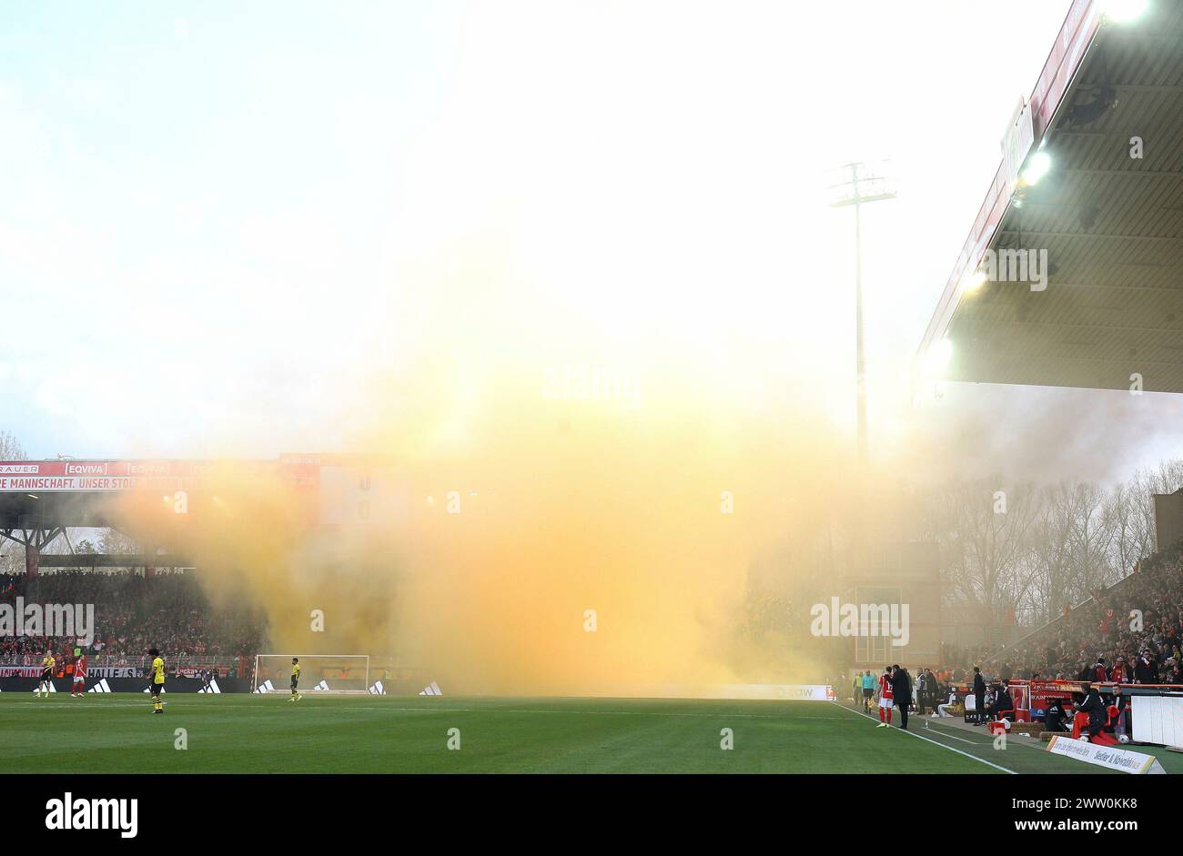 Pyro bengalo bengalos hi-res stock photography and images - Alamy