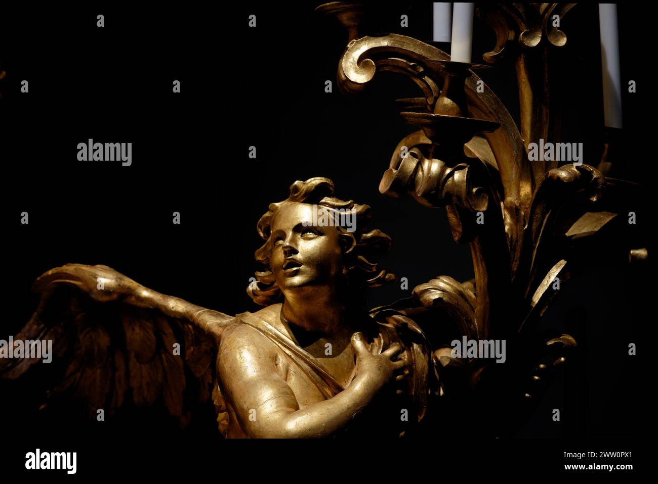An infinity of lights is gilding the carvings of the Altar Machine in ...