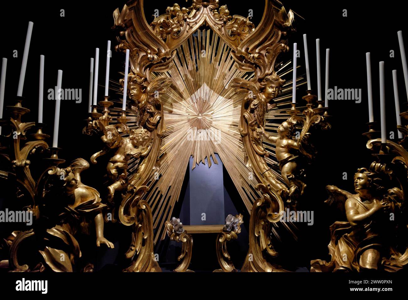 An infinity of lights is gilding the carvings of the Altar Machine in ...