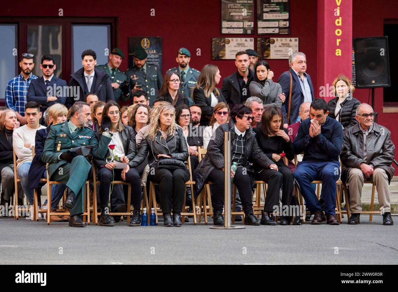 Several family members during the tribute of the two civil guardsmen of ...