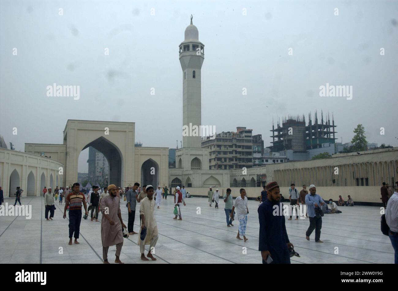 Dhaka, Bangladesh. 21st Mar, 2024. People come to perform the Asr ...