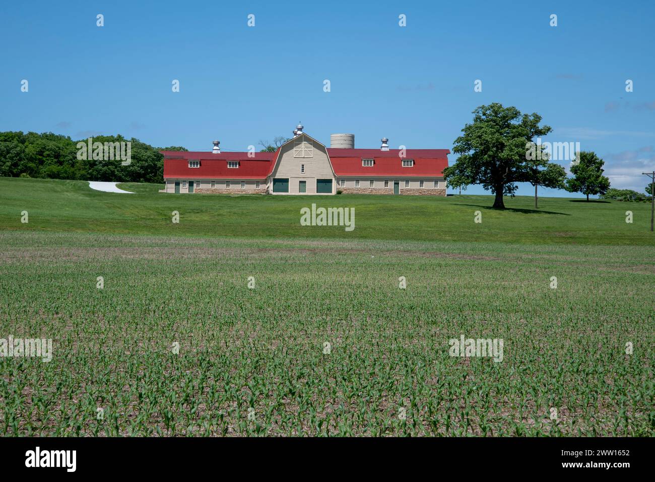 Beautiful barn with red roof in Tracy, Missouri Stock Photo - Alamy