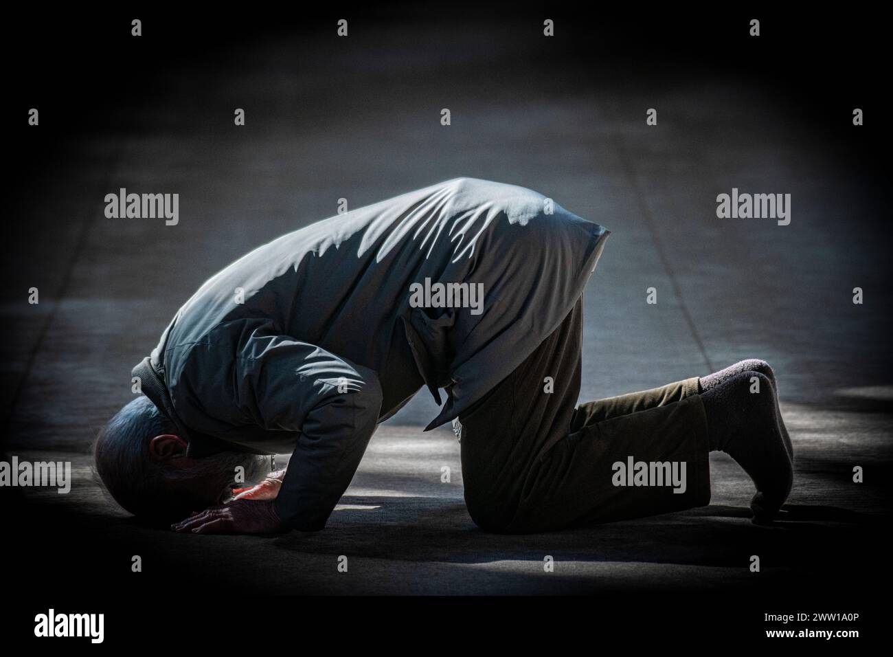 A muslim man praying in a mosque in Istanbul, Turkey Stock Photo - Alamy