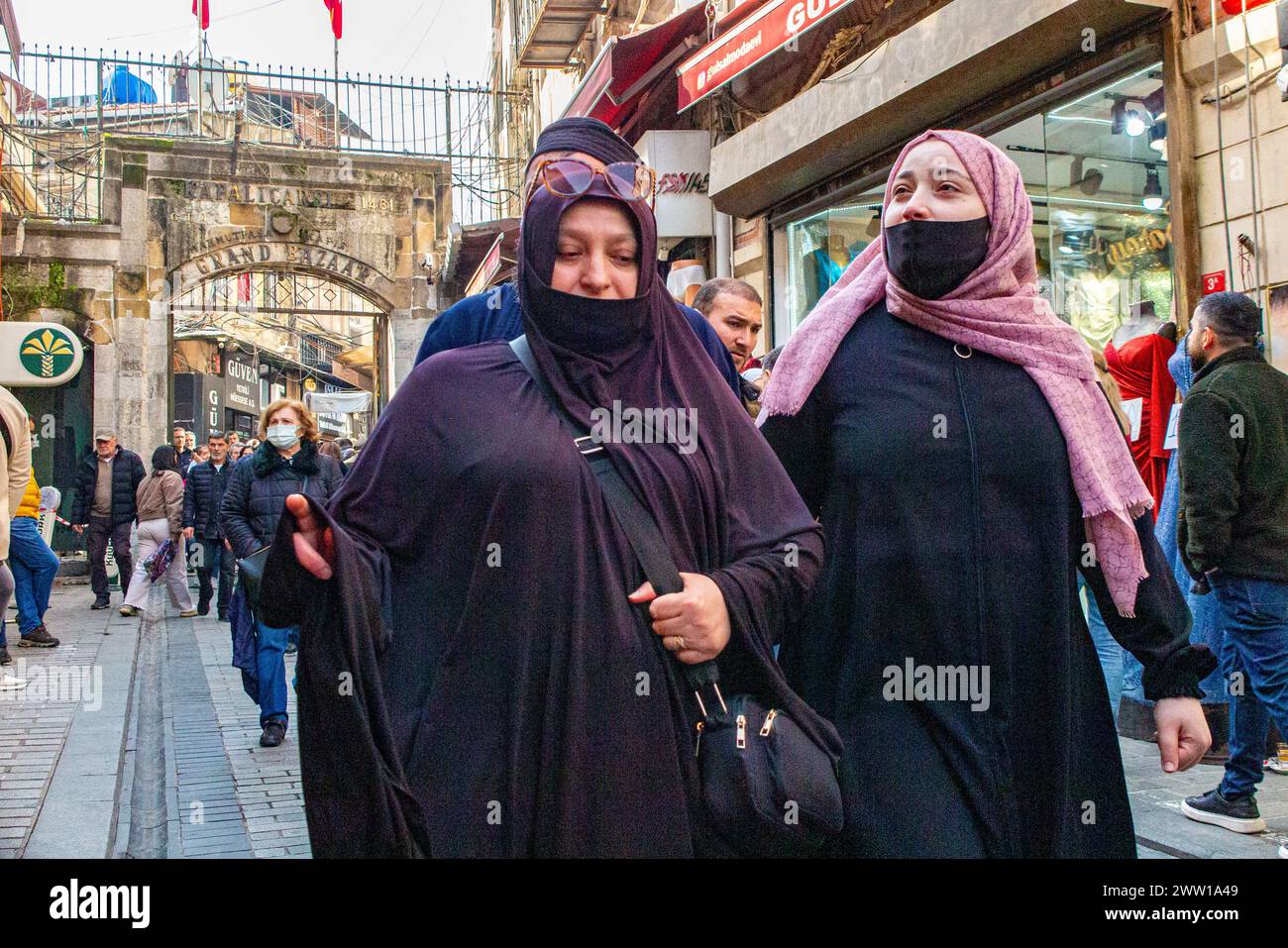 Muslim ladies hi-res stock photography and images - Alamy