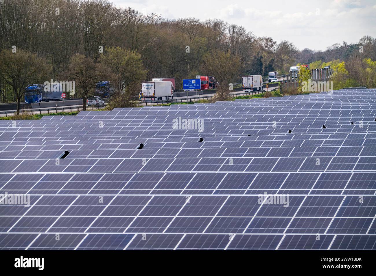 Solarpark bei Neukirchen-Vluyn, entlang der Autobahn A40, auf 4,2 ...