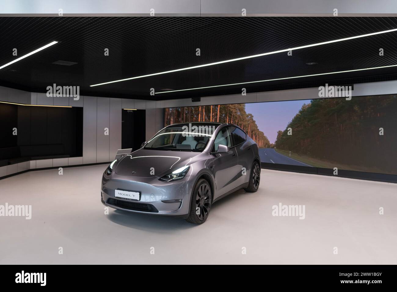 Quicksilver TESLA Model Y car performance in Gigafactory Berlin ...