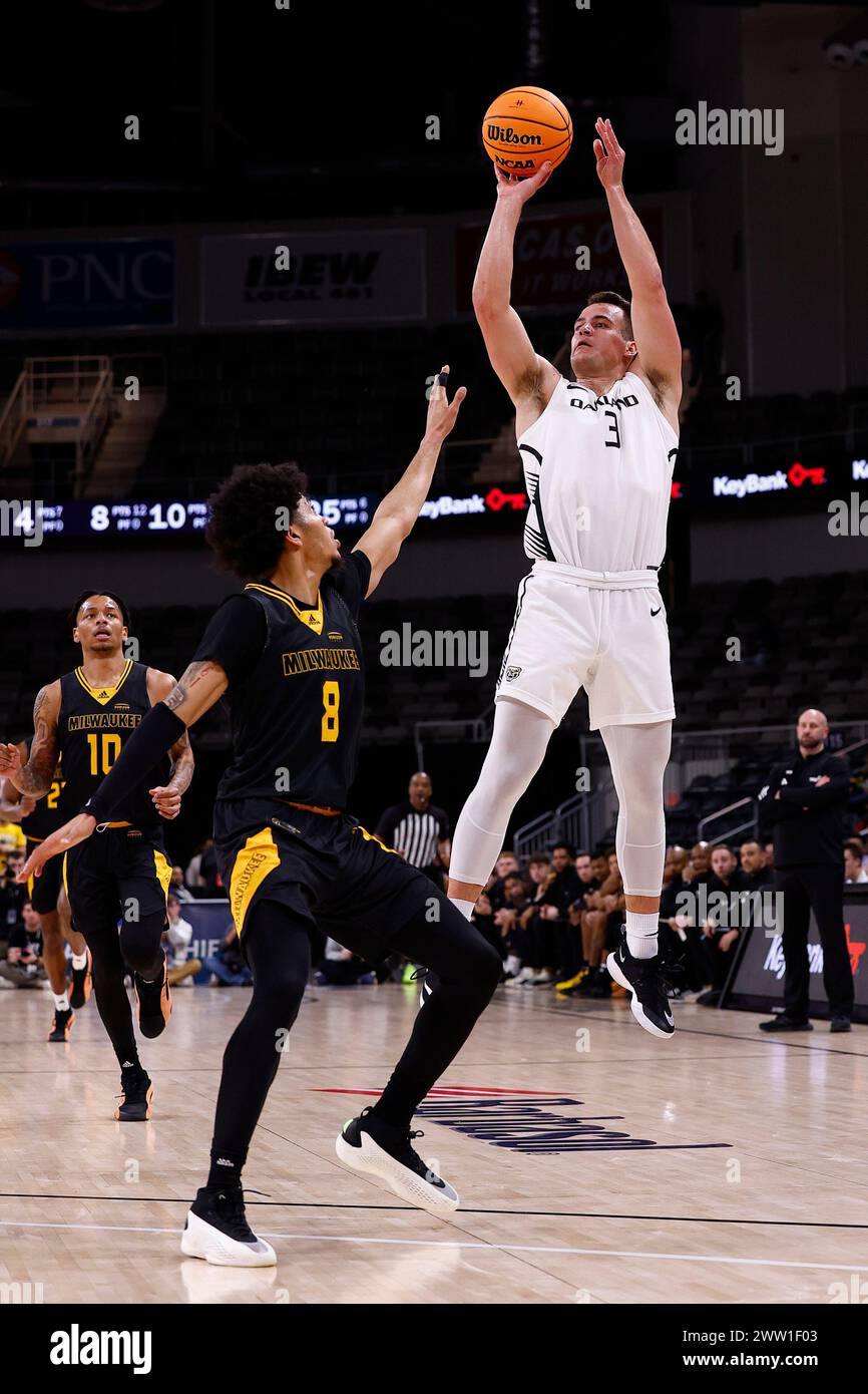INDIANAPOLIS, IN - MARCH 12: Oakland Golden Grizzlies guard Jack Gohlke ...